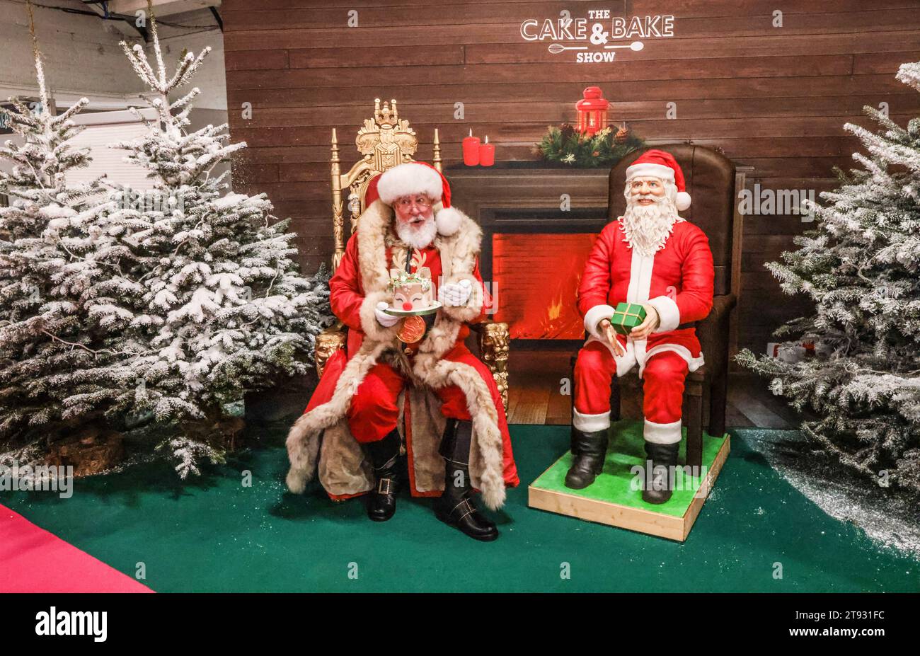 London, UK. 22nd Nov, 2023. A special visitor come and check out the ...