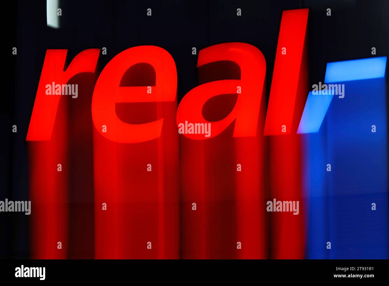 Logo der real,- SB-Warenhaus GmbH an einer Filiale an der ...