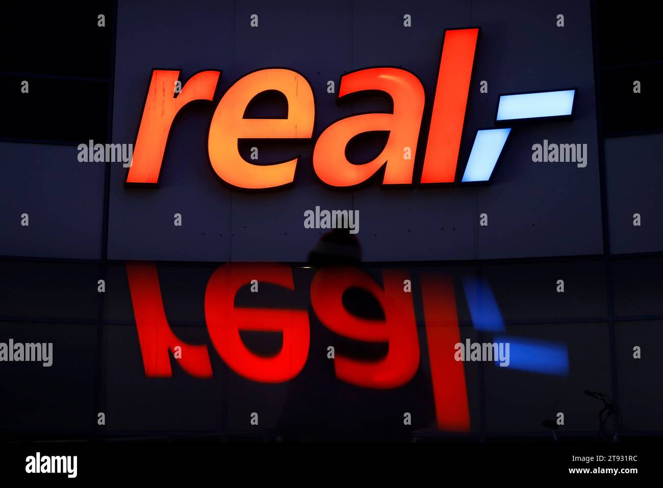 Logo der real,- SB-Warenhaus GmbH an einer Filiale an der ...