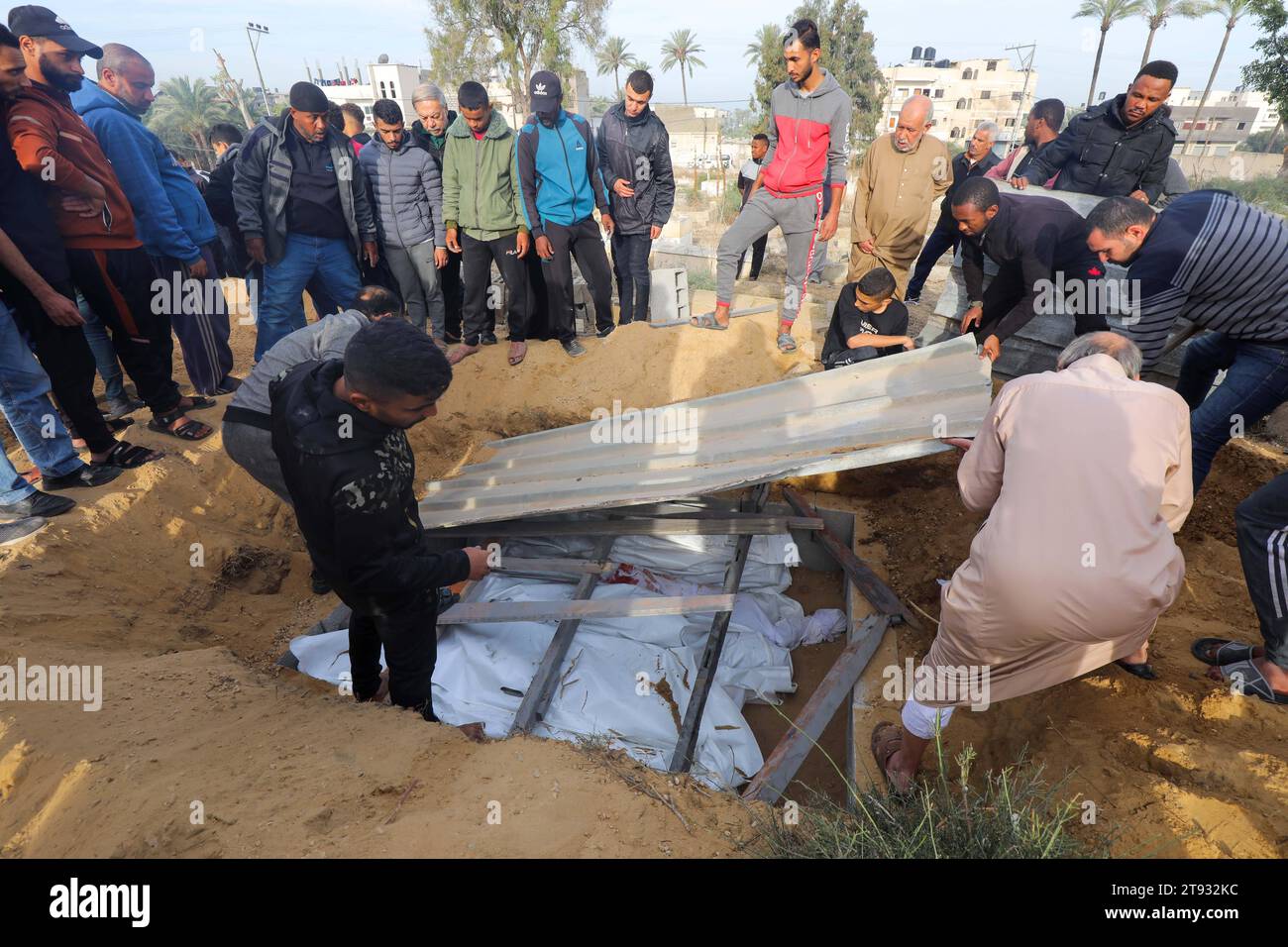 Palestinians bury dead bodies of Palestinian Abu Ghaza family in a mass ...