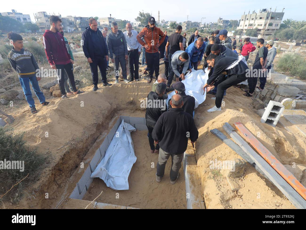 Palestinians bury dead bodies of Palestinian Abu Ghaza family in a mass ...