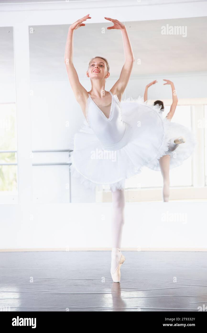 School teen fitness class hi-res stock photography and images - Alamy