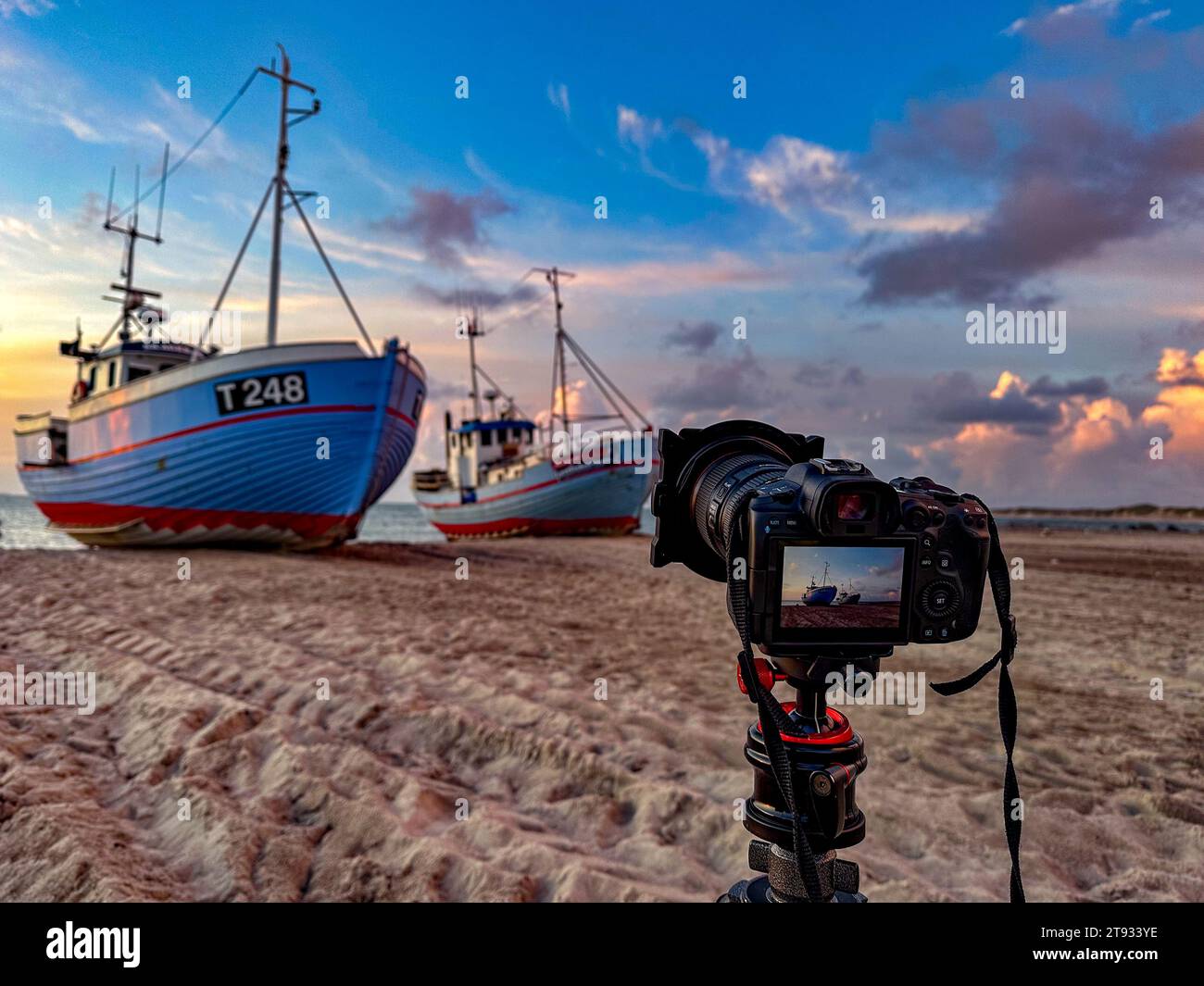 Tripod vessel hi-res stock photography and images - Alamy