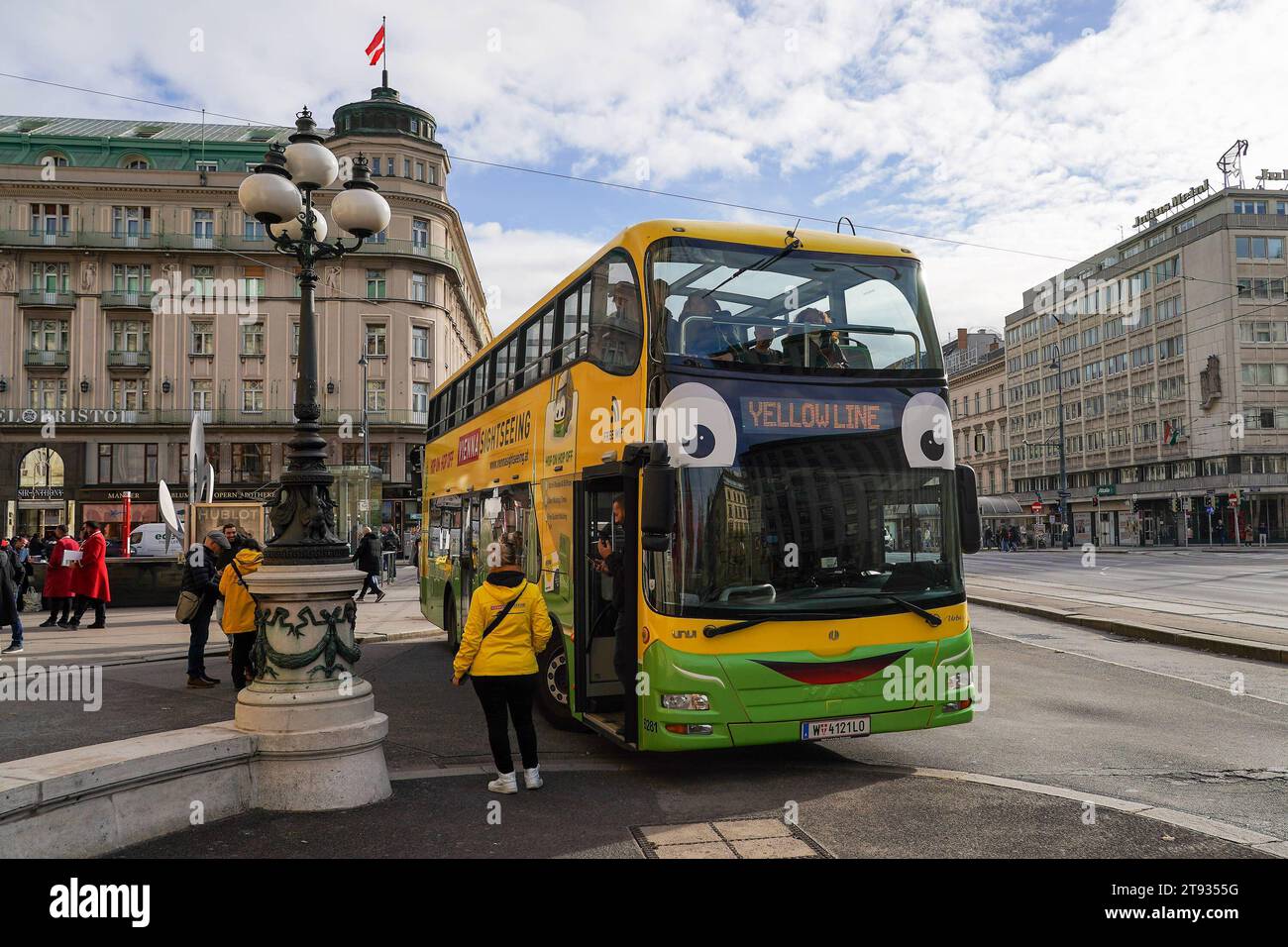 Sightseeing Bus am Opernplatz - Wien 21.11.2023: Wien *** Sightseeing ...