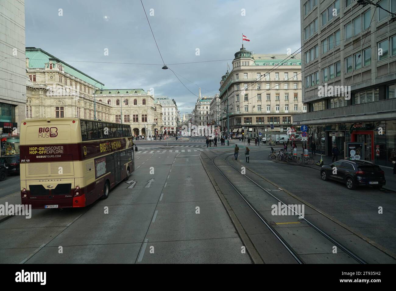 Sightseeing Bus am Opernplatz - Wien 21.11.2023: Wien *** Sightseeing ...