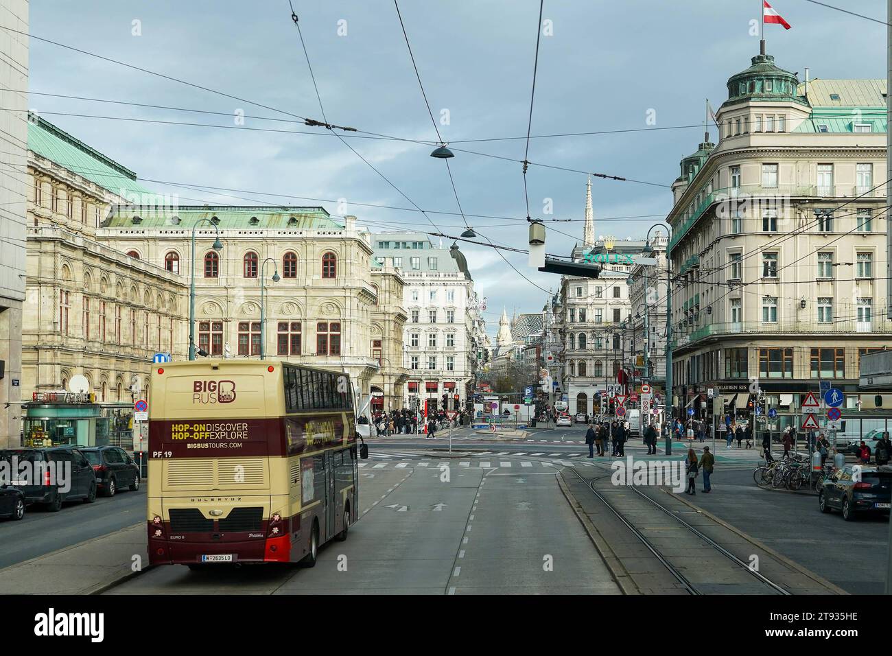 Sightseeing Bus am Opernplatz - Wien 21.11.2023: Wien *** Sightseeing ...