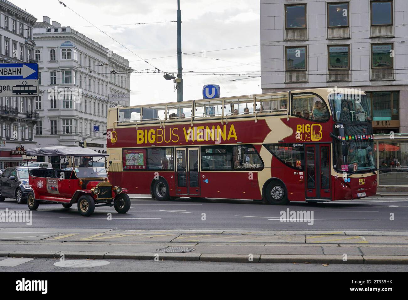 Touristenbus und Oldtimer an der Wiener Staatsoper - Wien 21.11.2023 ...