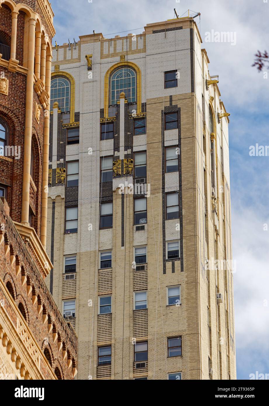 St. George Tower, 111 Hicks Street, is the Emery Roth-designed wing of ...