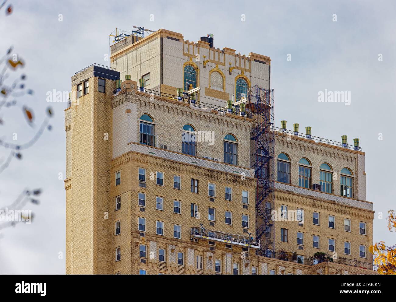 St. George Tower, 111 Hicks Street, is the Emery Roth-designed wing of ...