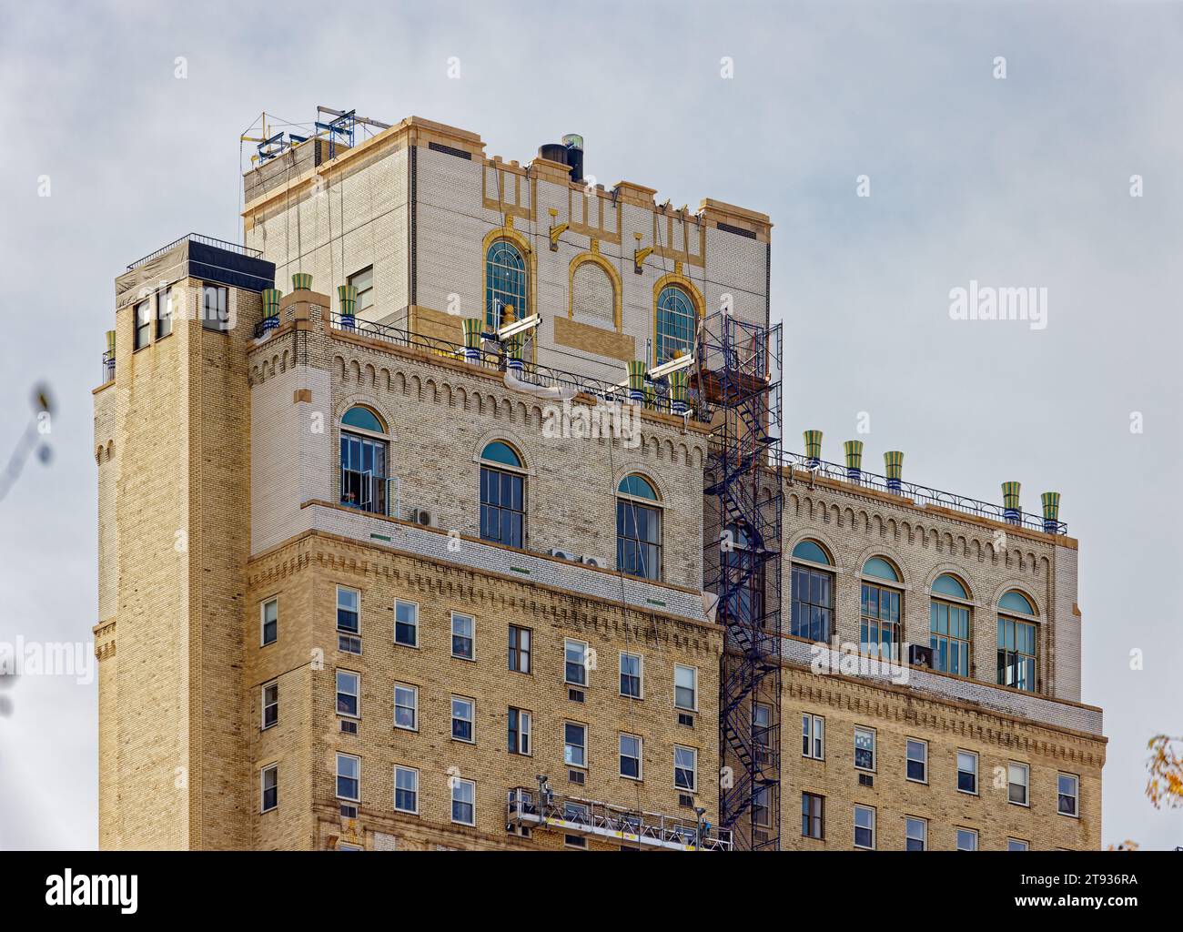 St. George Tower, 111 Hicks Street, is the Emery Roth-designed wing of ...