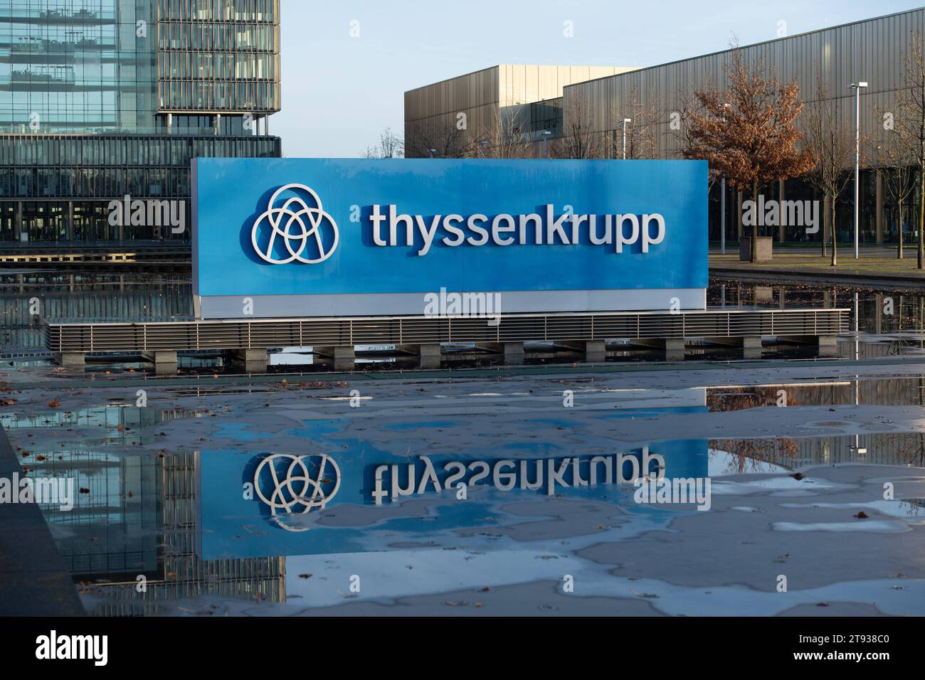 Die Konzernzentrale von ThyssenKrupp in Essen, Firmenlogo, Quartier ...