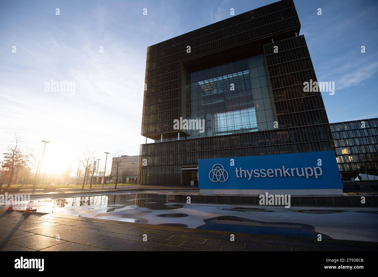 Die Konzernzentrale von ThyssenKrupp in Essen, Firmenlogo, Quartier ...