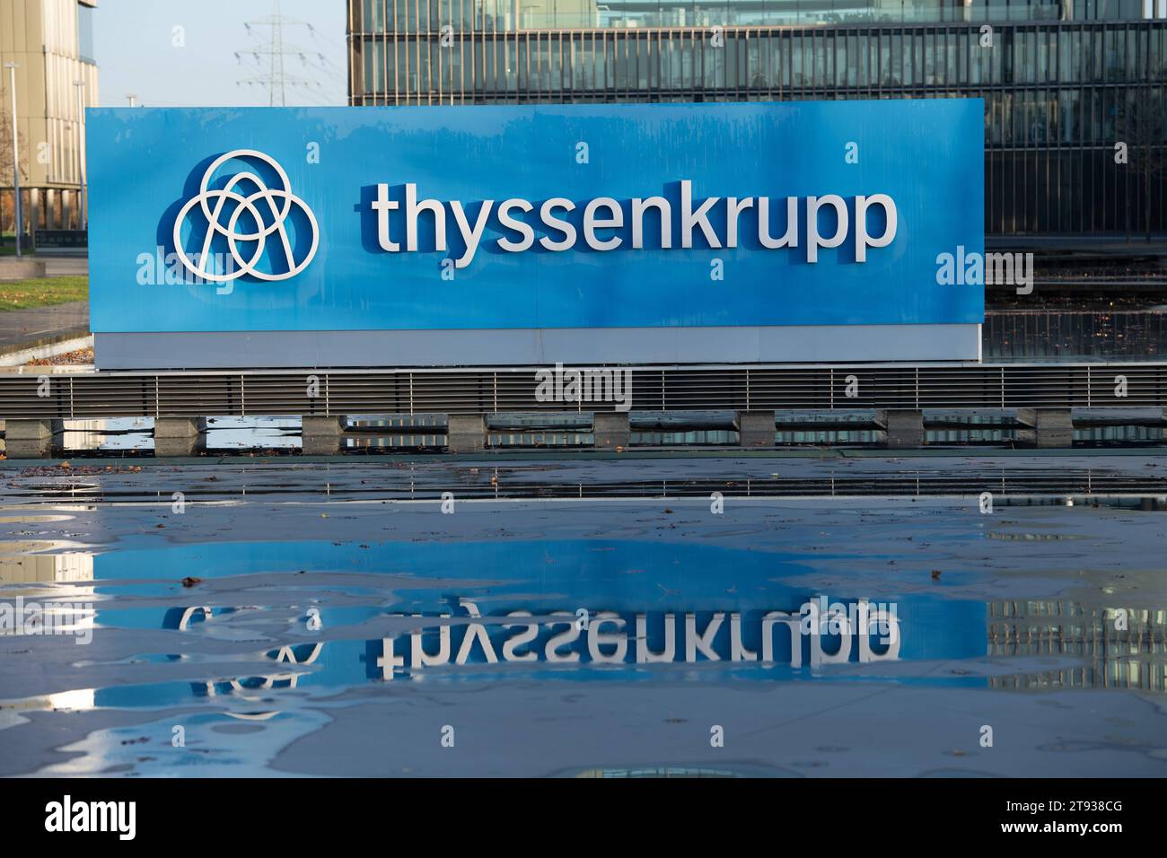 Die Konzernzentrale von ThyssenKrupp in Essen, Firmenlogo, Quartier ...