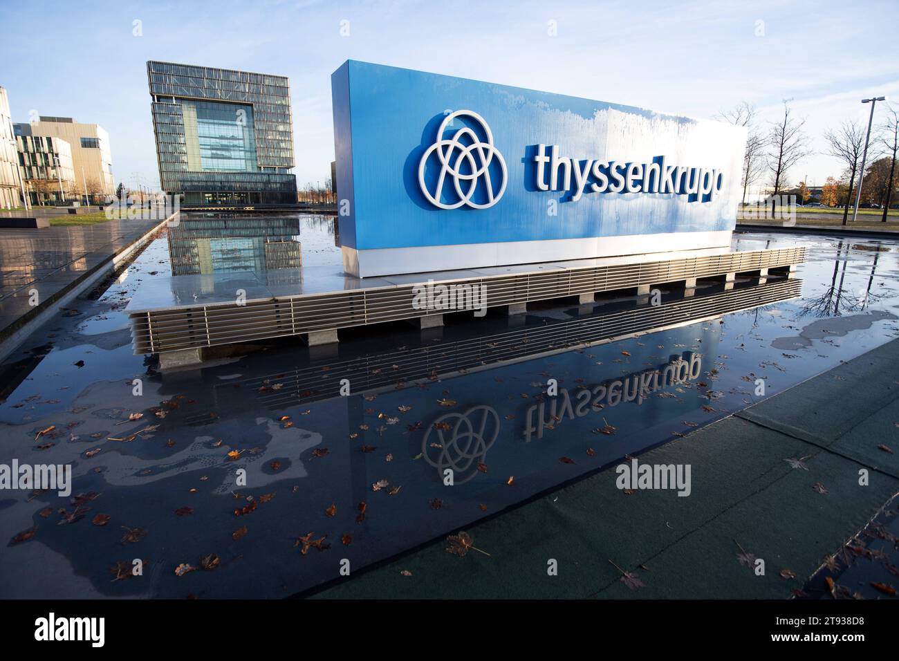 Die Konzernzentrale von ThyssenKrupp in Essen, Firmenlogo, Quartier ...