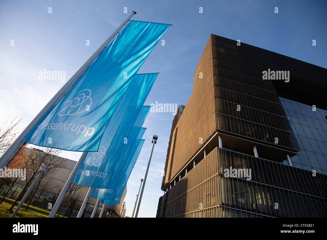 Die Konzernzentrale von ThyssenKrupp in Essen, Firmenlogo, Quartier ...