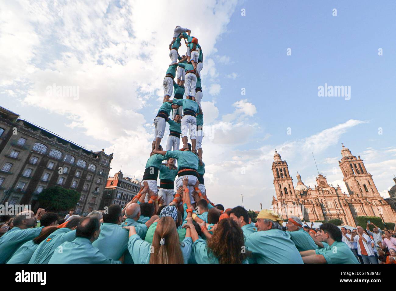 The Castellers of Vila franca Make An Eight Floors Human Tower November ...
