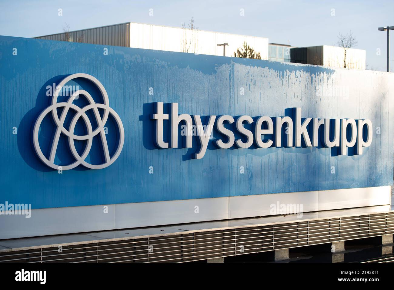 Die Konzernzentrale von ThyssenKrupp in Essen, Firmenlogo, Quartier ...