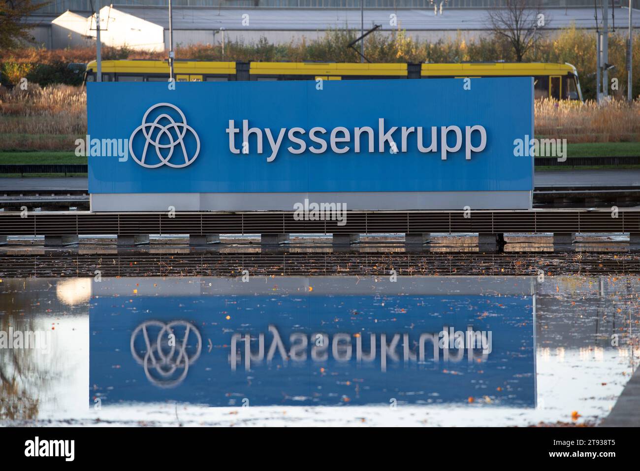Die Konzernzentrale von ThyssenKrupp in Essen, Firmenlogo, Quartier ...