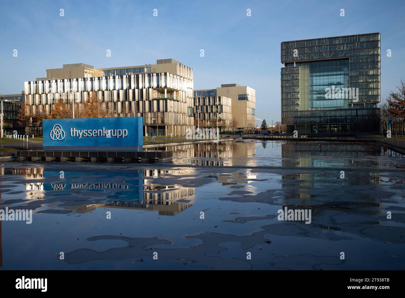 Die Konzernzentrale von ThyssenKrupp in Essen, Firmenlogo, Quartier ...