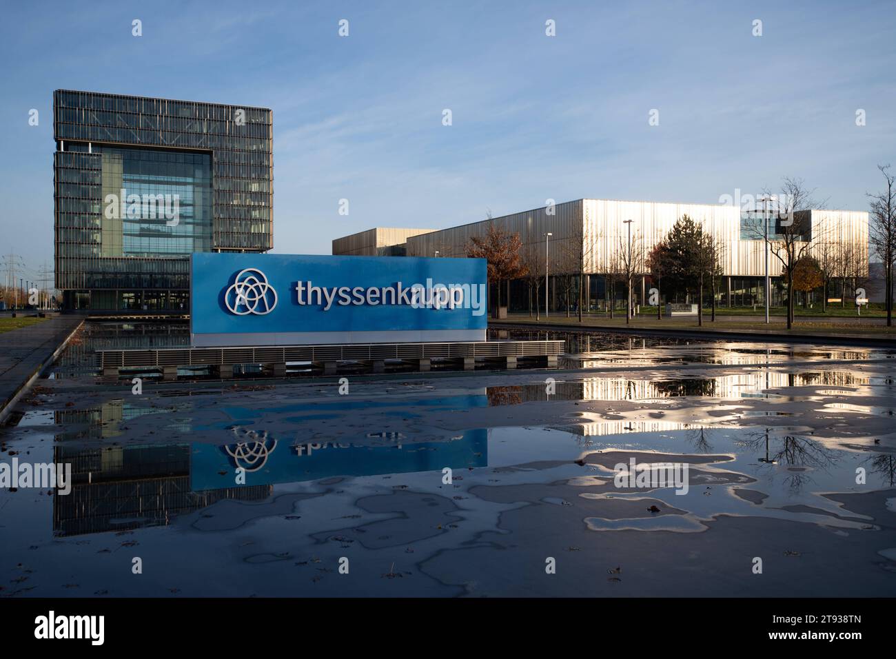 Die Konzernzentrale von ThyssenKrupp in Essen, Firmenlogo, Quartier ...