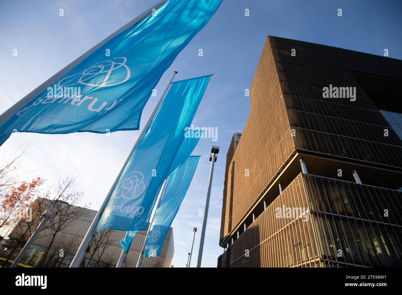 Die Konzernzentrale von ThyssenKrupp in Essen, Firmenlogo, Quartier ...