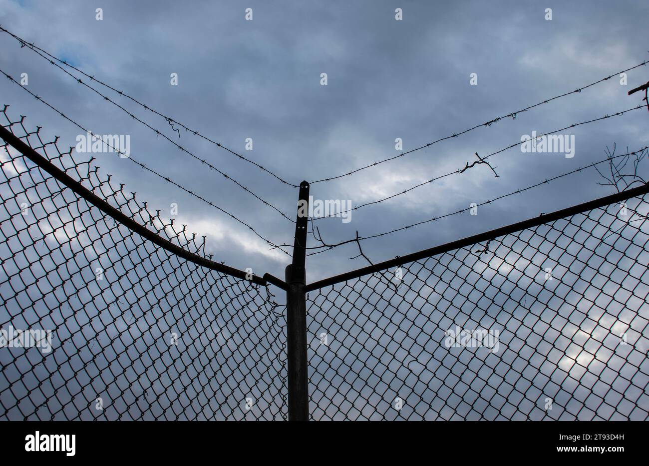 Broken chain link fence hi-res stock photography and images - Alamy
