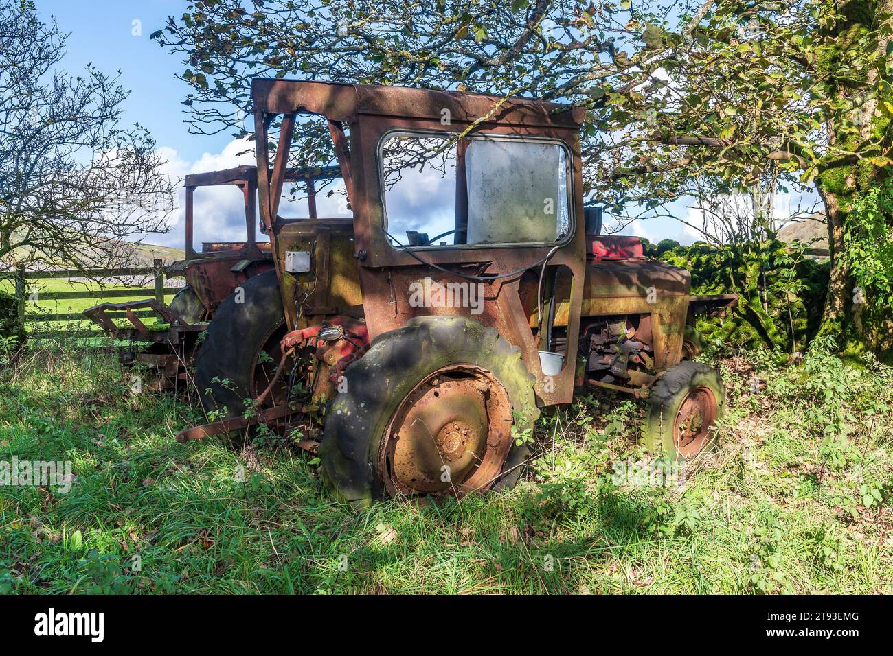 Vintage tractor past its working life Stock Photo - Alamy
