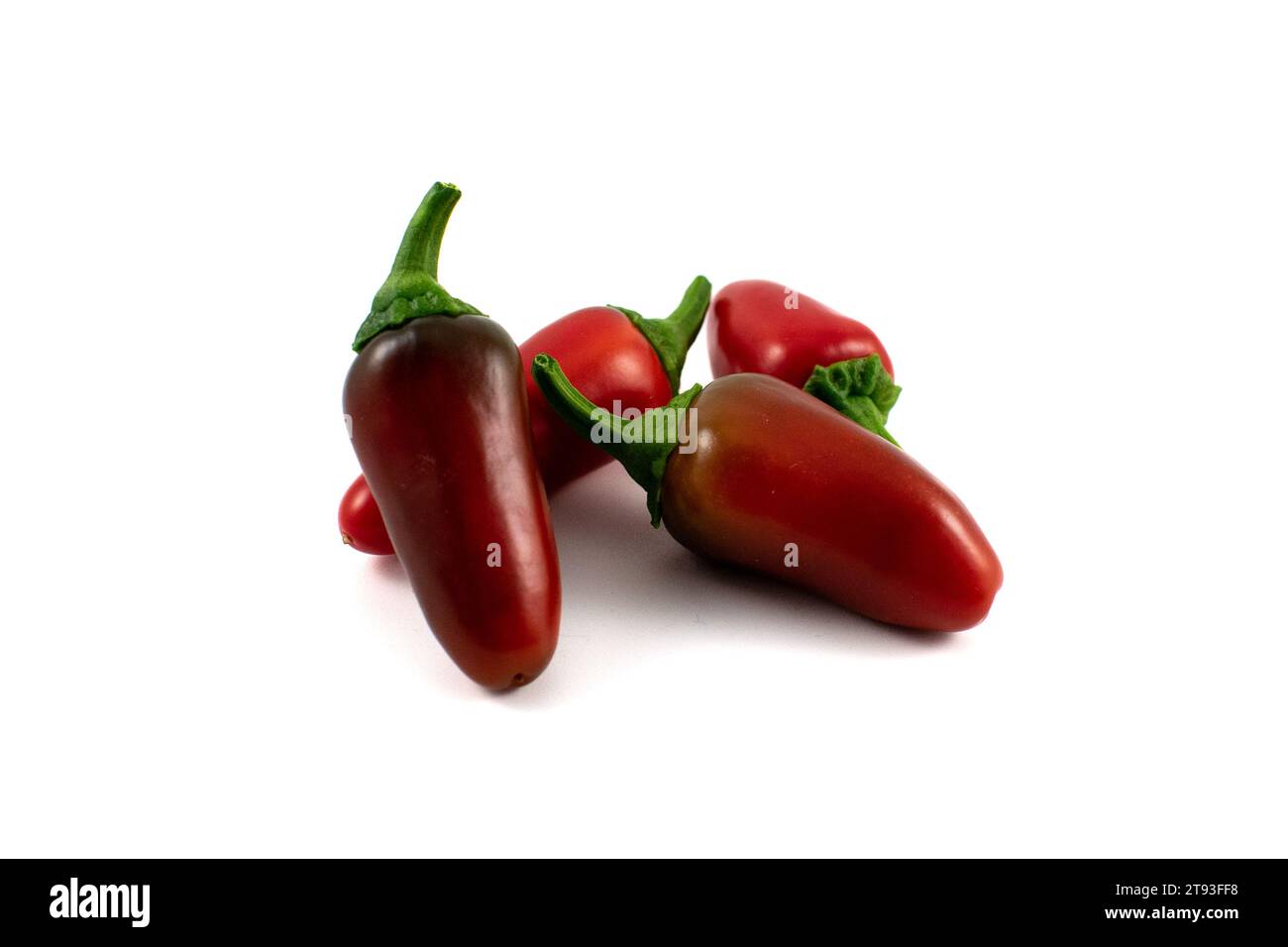 Rainbow gradient of green to red ripe jalapeno peppers Stock Photo - Alamy