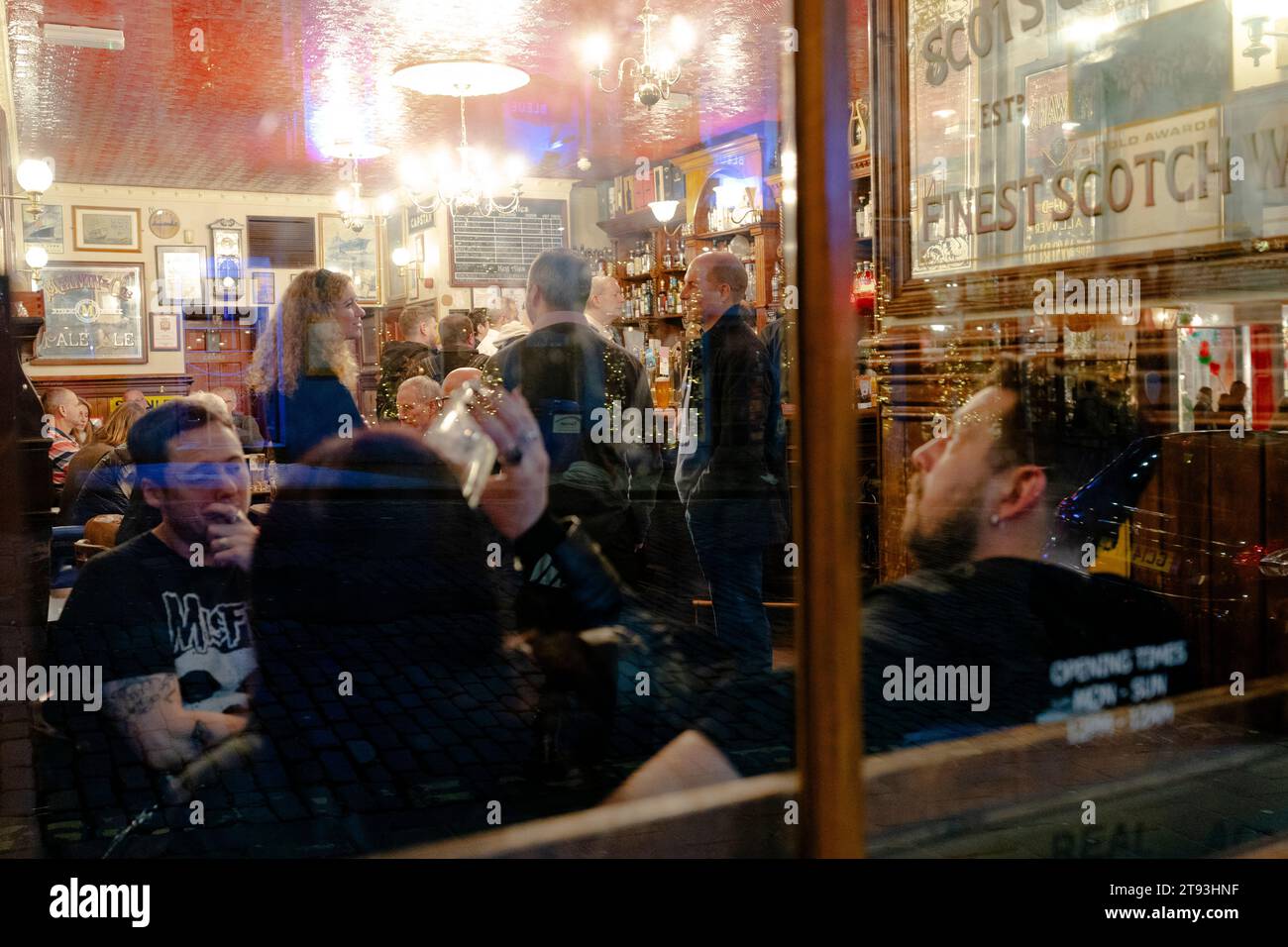 Looking into The Bow Bar at night on Victoria Street in Edinburgh Old ...