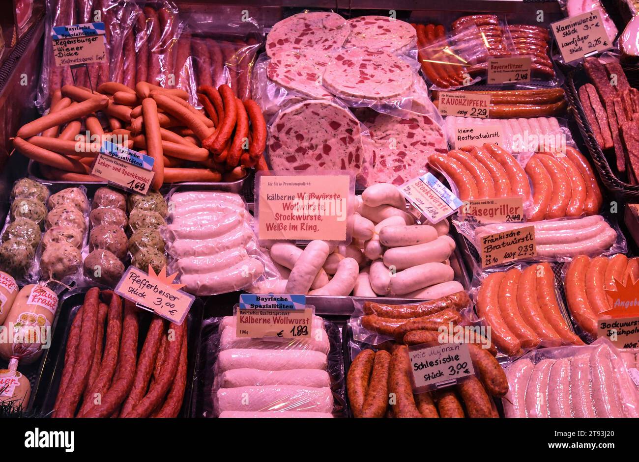 Fleisch und Wuerste satt liegen in der Auslage einer Metzgerei auf dem ...