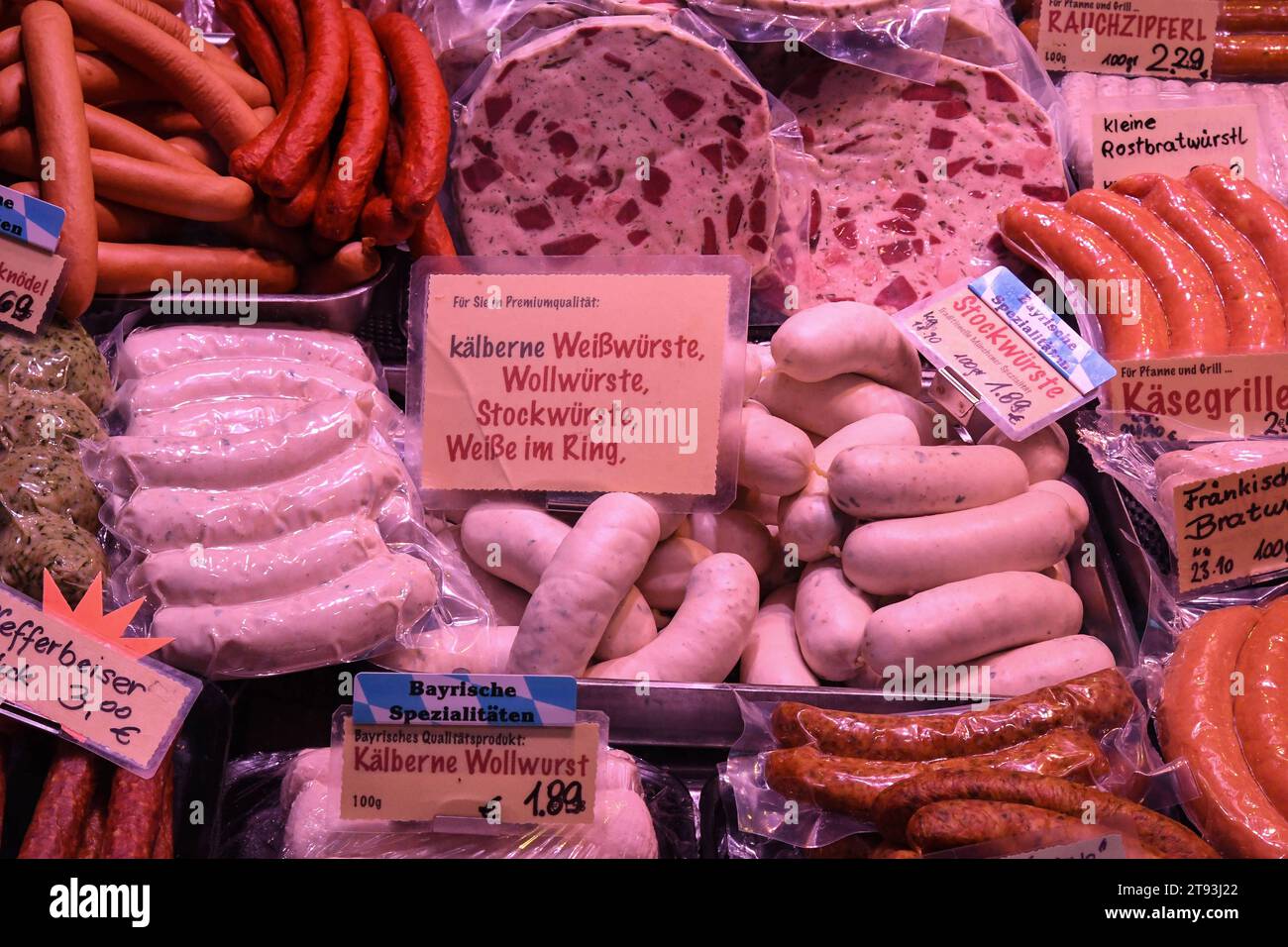 Fleisch und Wuerste satt liegen in der Auslage einer Metzgerei auf dem ...