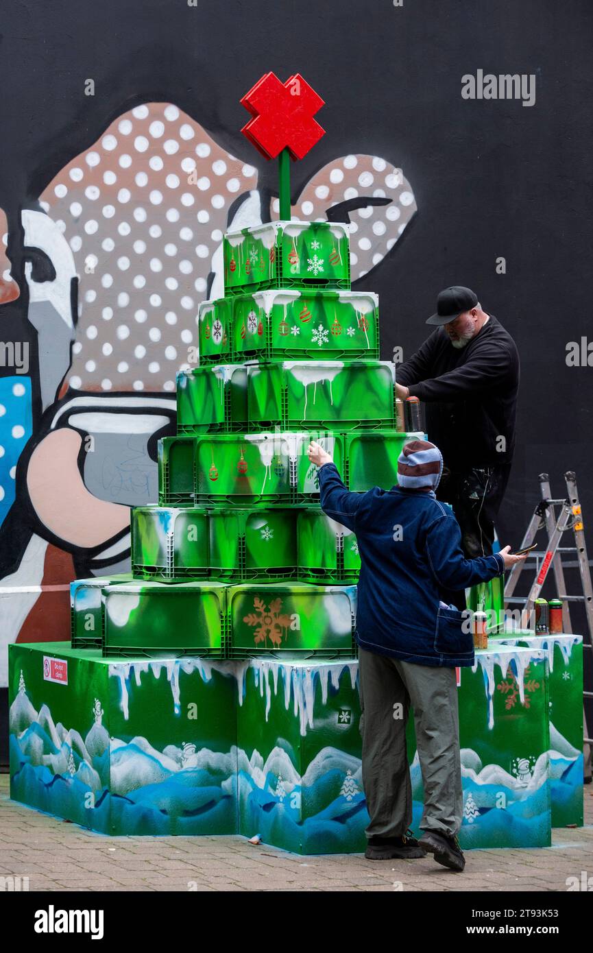London, UK. 22 November 2023. (R) A graffiti artist at work at the ...