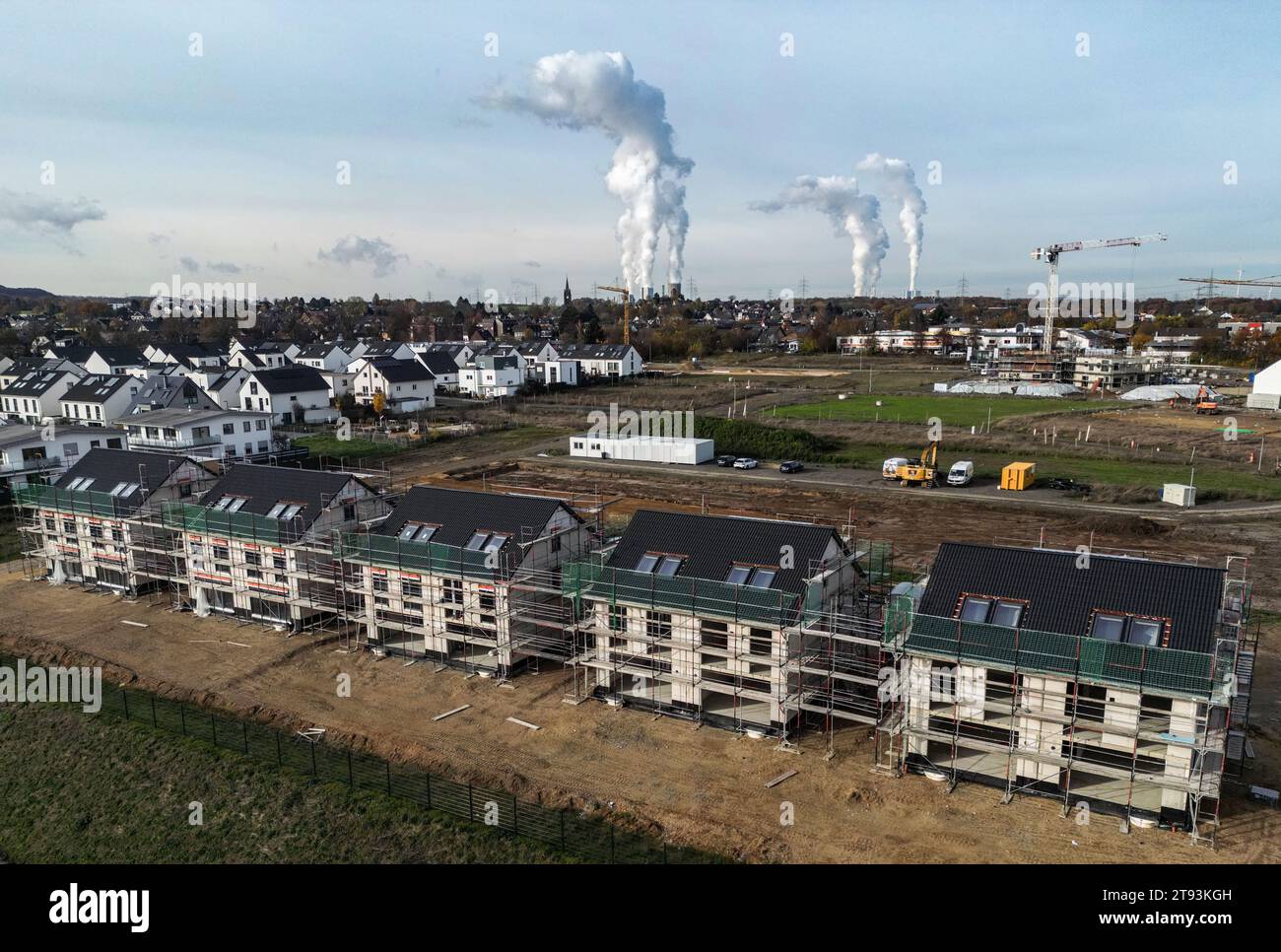Bergheim, Germany. 22nd Nov, 2023. Terraced houses under construction ...