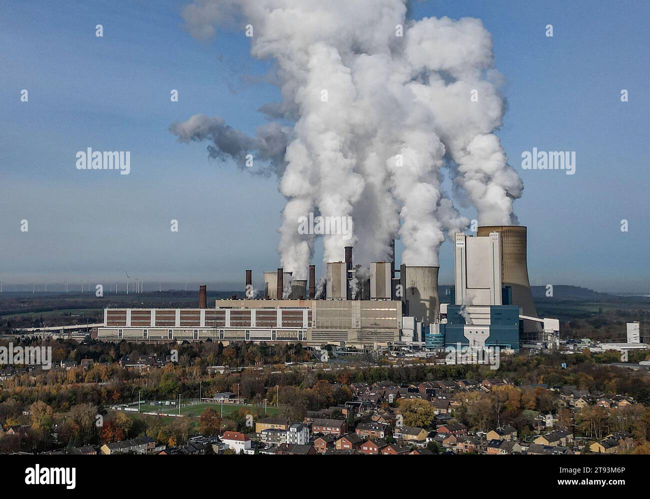Bergheim, Germany. 22nd Nov, 2023. Steam rises from the RWE lignite ...