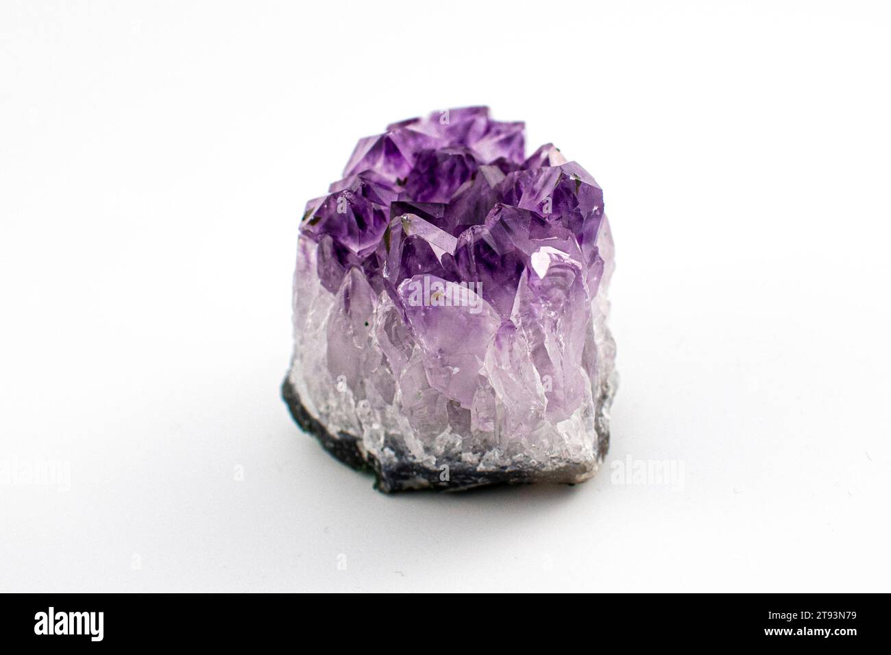Close up photo of amethyst geode crystal clusters Stock Photo - Alamy