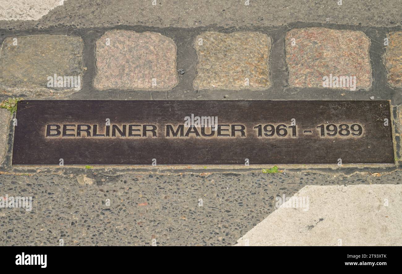 Bodenmarkierung Berliner Mauer, Mitte, Berlin, Deutschland *** Local ...