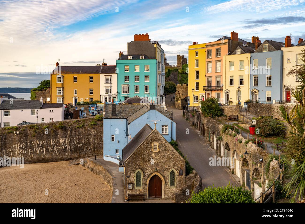 St Julian's Chapel und die bunten Häuser von Tenby, Wales ...