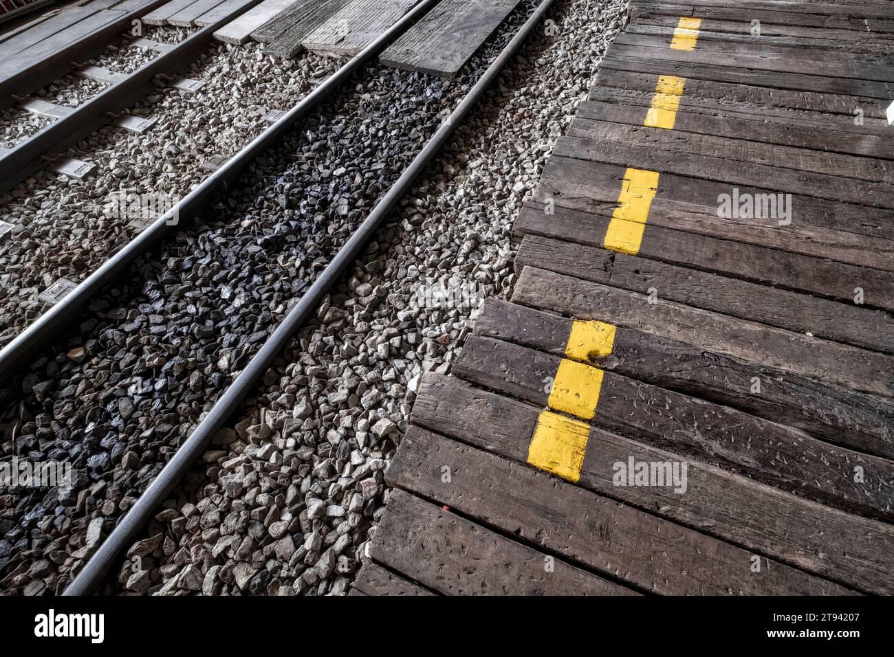 Mae klong ban leem railway hi-res stock photography and images - Alamy