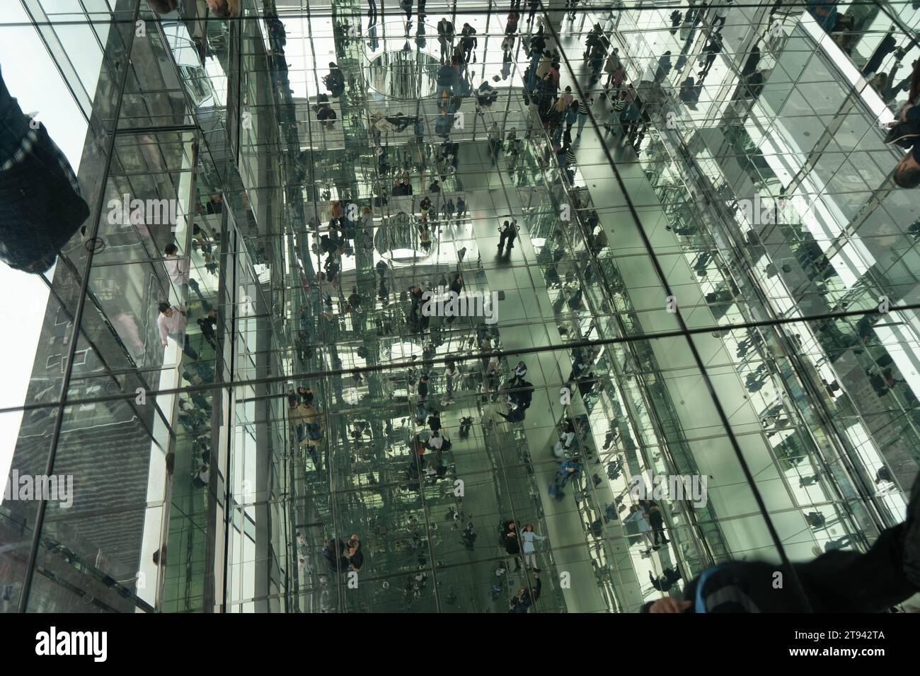 Reflection mirror building nyc hi-res stock photography and images - Alamy