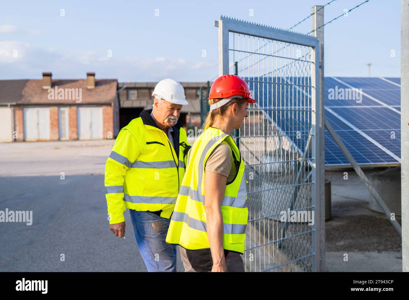 Solar farm inspection hi-res stock photography and images - Alamy