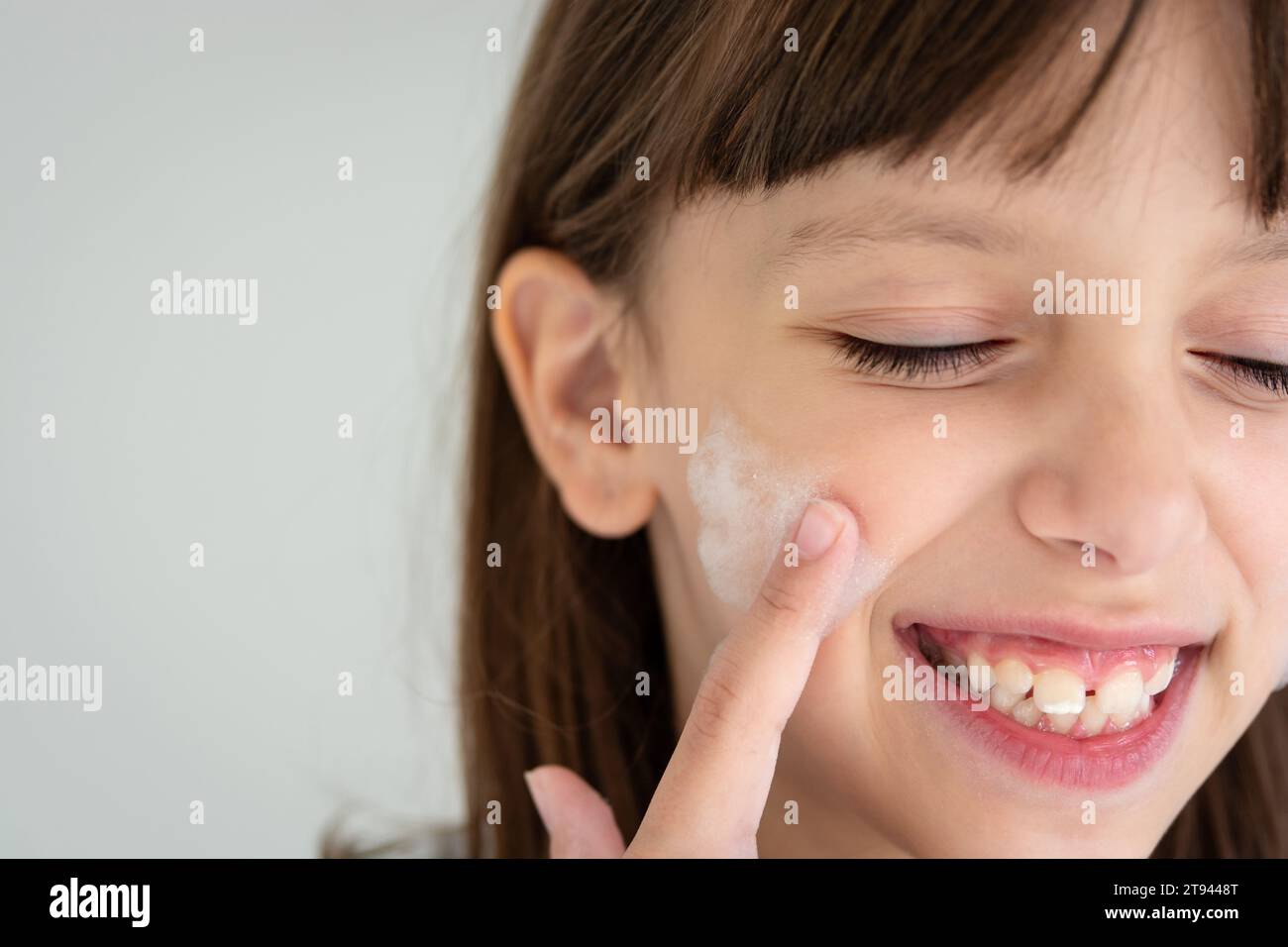 Child washing face hi-res stock photography and images - Alamy