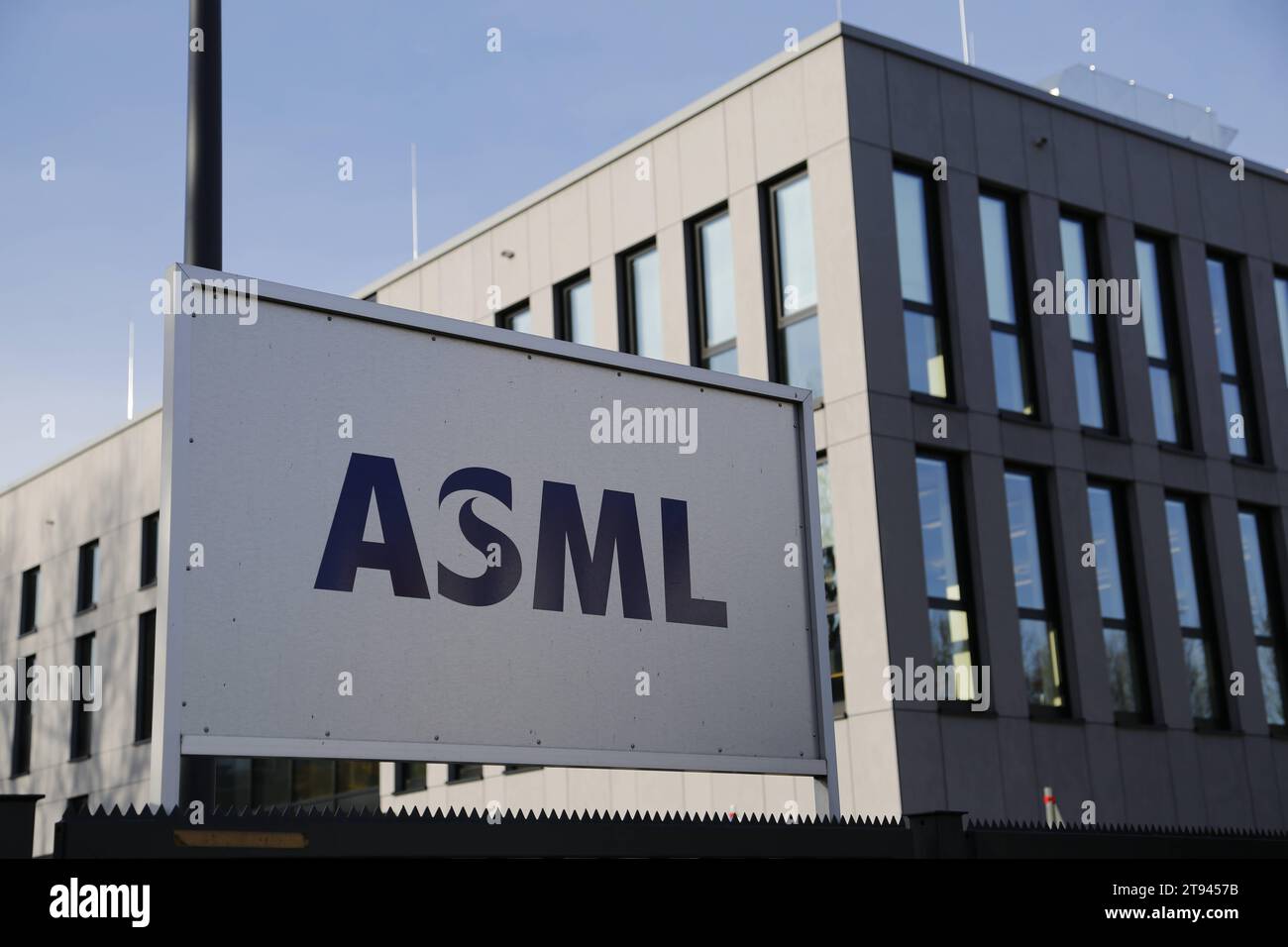 ASML in der Waldkraiburger Straße in Berlin am 22.11.2023 *** ASML in ...