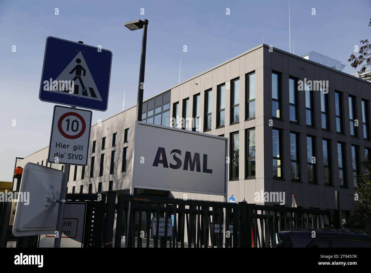 ASML in der Waldkraiburger Straße in Berlin am 22.11.2023 *** ASML in ...