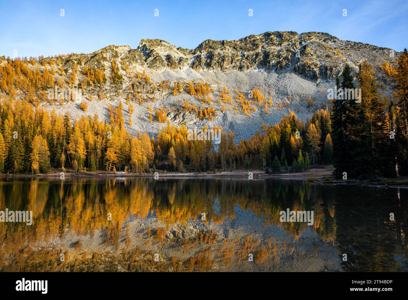WA23761-00...WASHINGTON - Autumn evening with Sawtooth Ridge reflecting ...