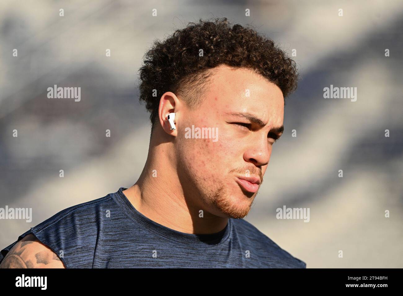 Penn State tight end Theo Johnson (84). participates in warm ups for an ...