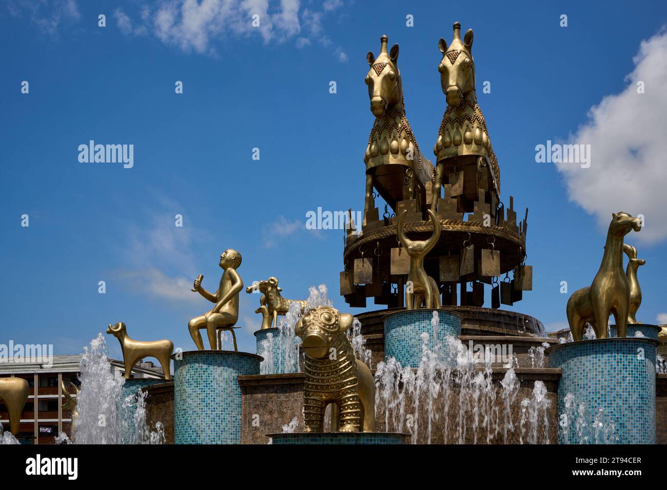 Kolchis Brunnen, moderner Brunnen, vergoldete Figuren sind ...
