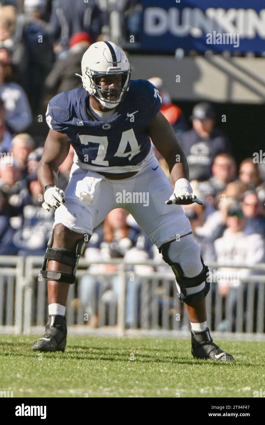 Penn State offensive lineman Olumuyiwa Fashanu (74) pass blocks against ...