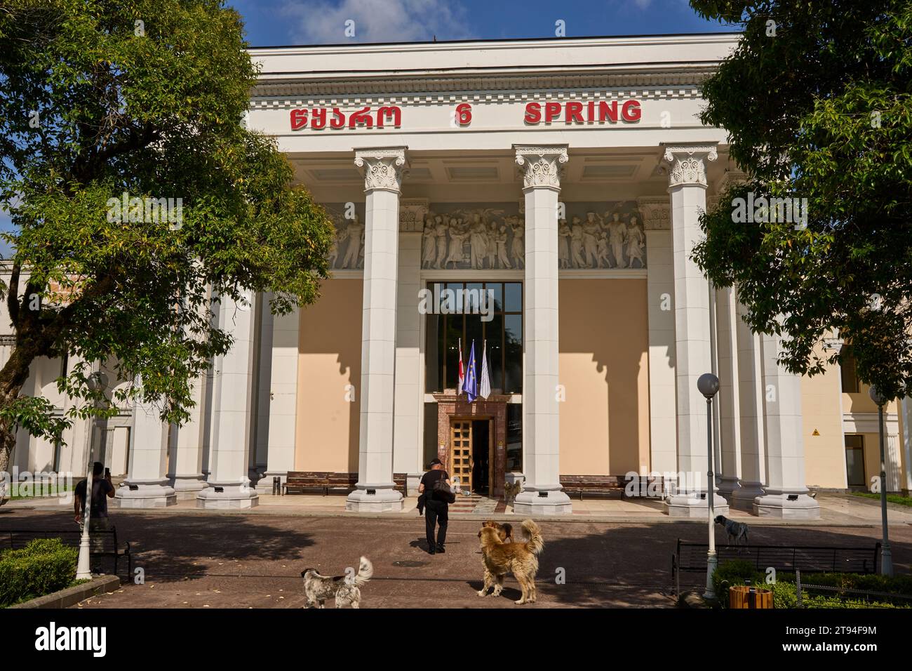 Eingang zu dem Badehaus 6, Spring Number 6, im Kurpark, Zqaltubo ...