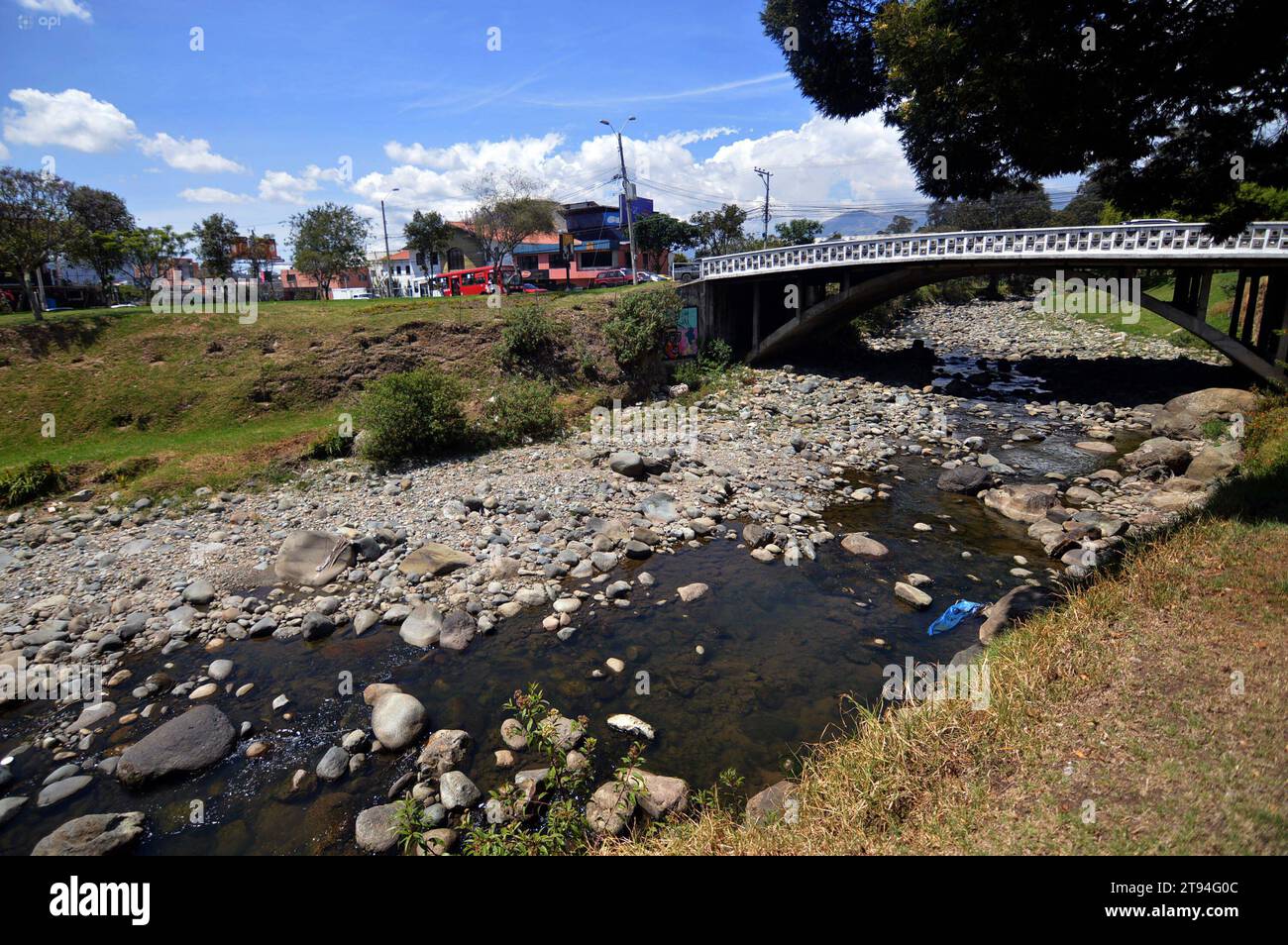 CUENCA-ESTIAJE-RIO TOMEBAMBA Cuenca, Ecuador 22 de noviembre de 2023 El ...