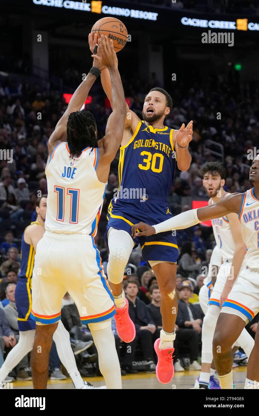 Golden State Warriors guard Stephen Curry (30) shoots against Oklahoma ...